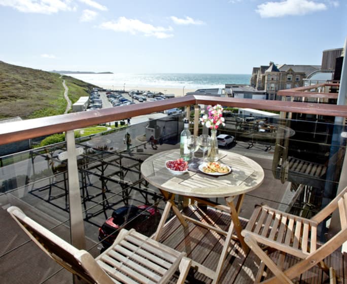 25 Waves, Tregurrian, England